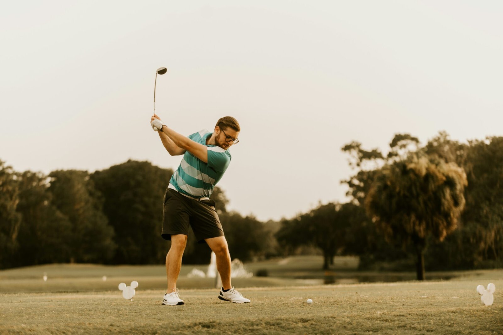 Golf Backswing Drill To Make A Full Shoulder Turn – Pull Your Right ...